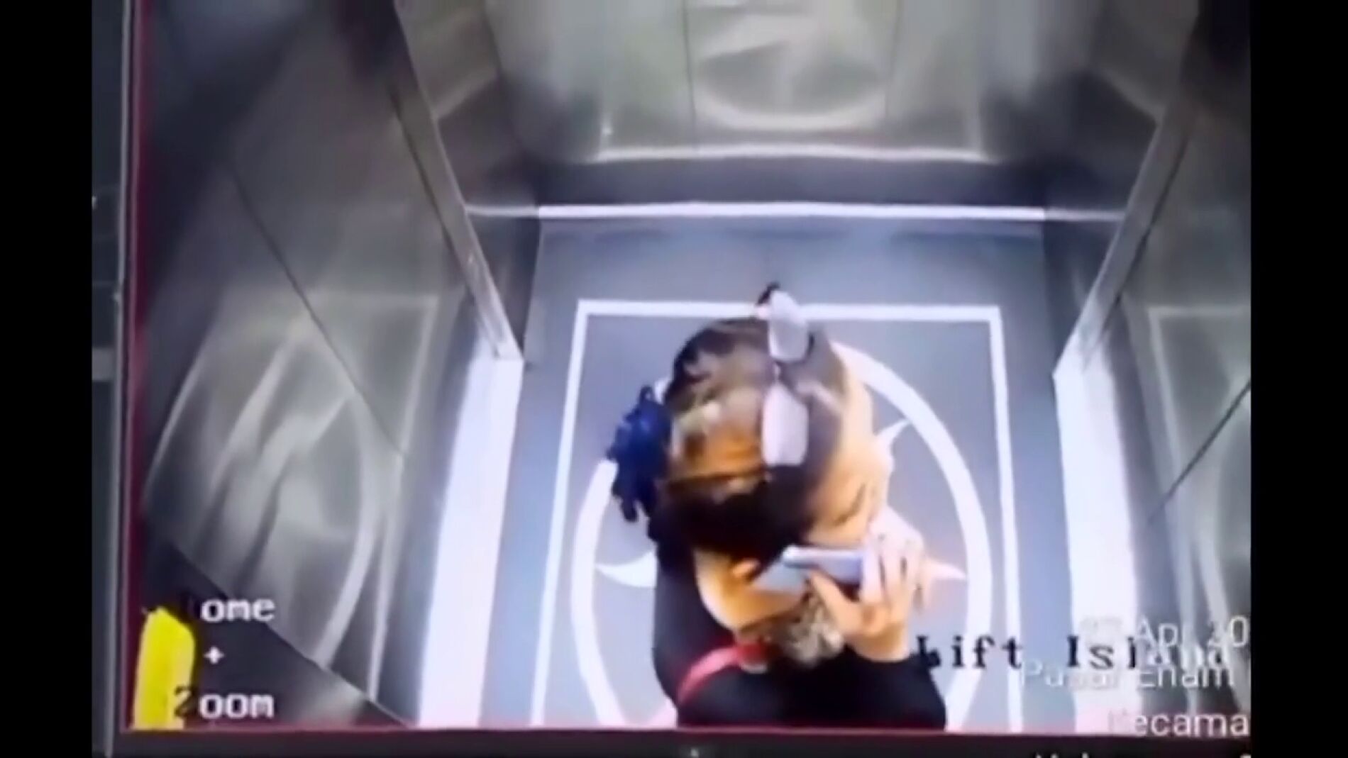 Una mujer muere al caer por el hueco del ascensor después de forzar la ...