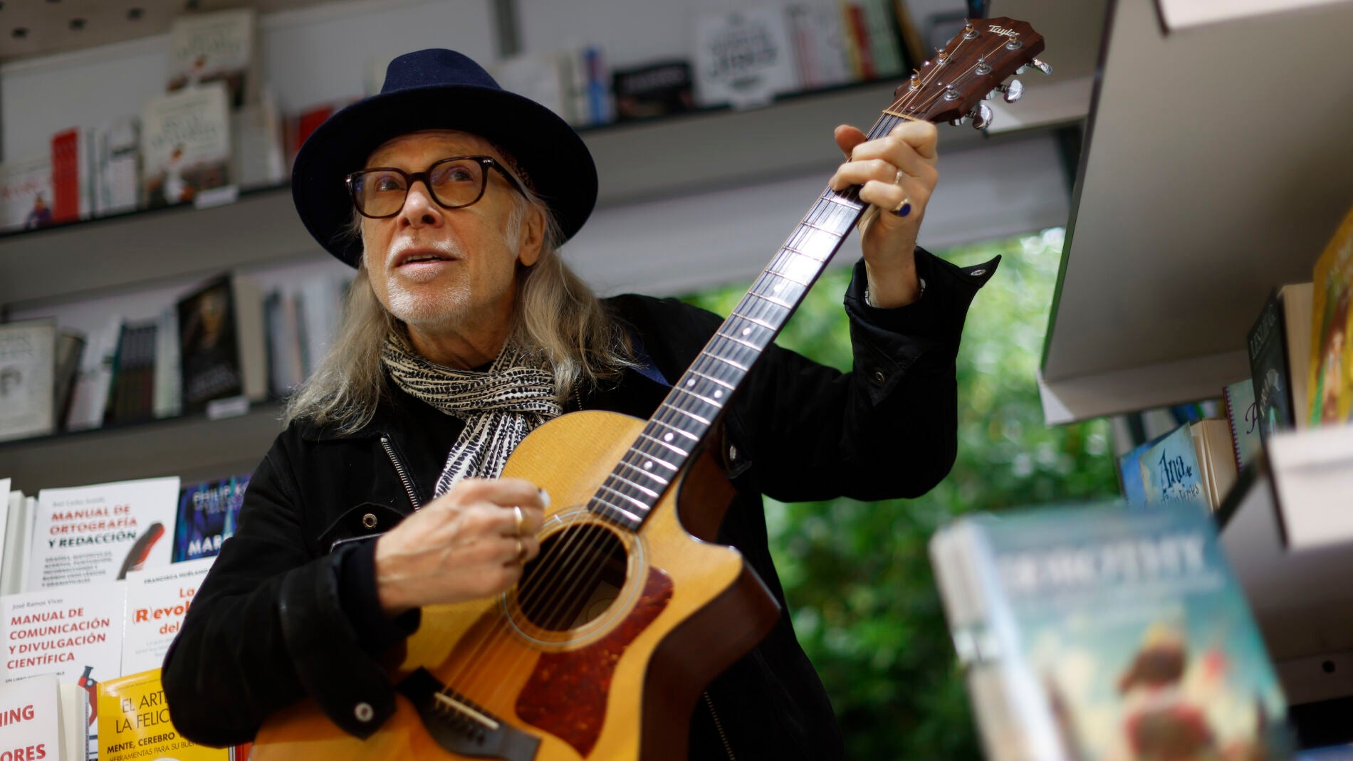 Elliott Murphy revoluciona la Feria del Libro con su guitarra