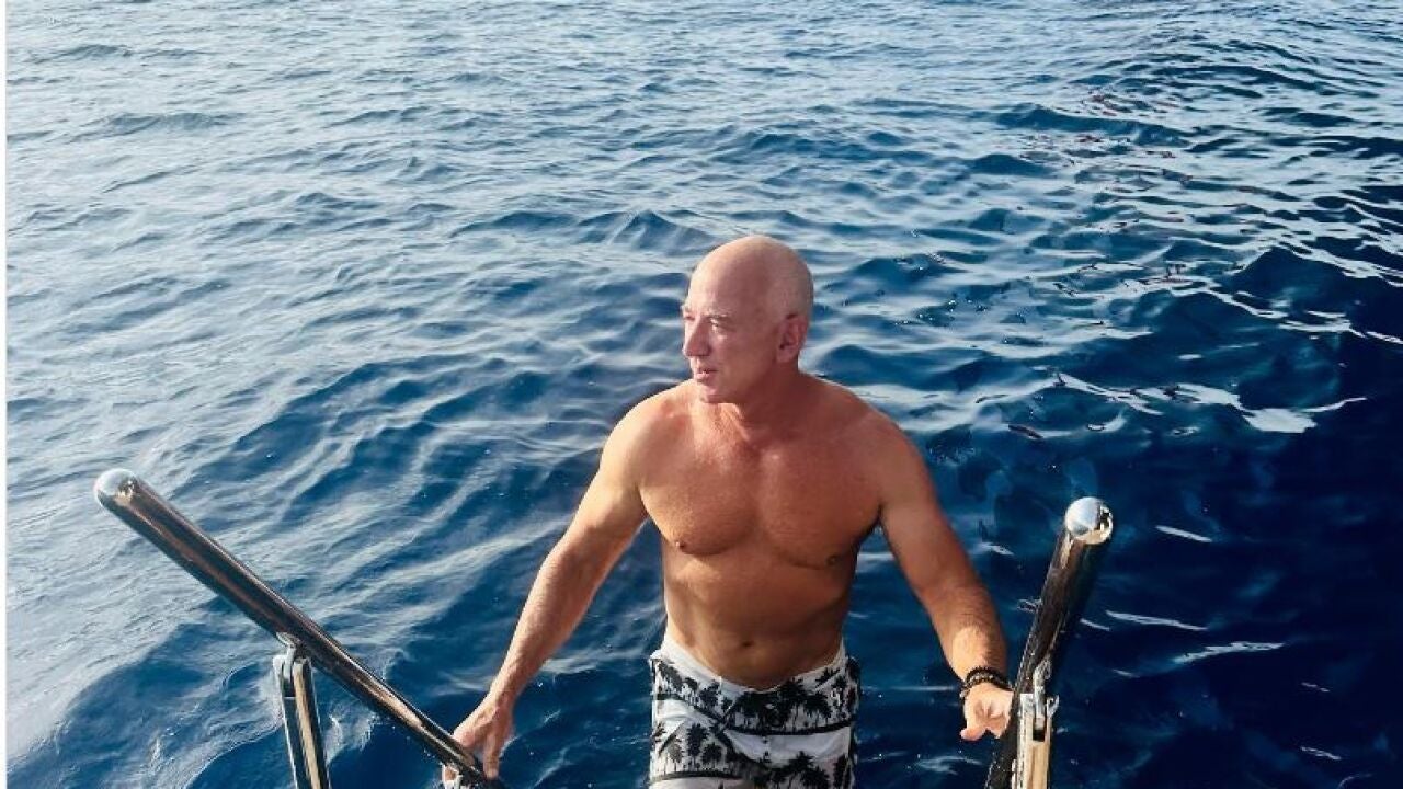 El magnate Jeff Bezos desata la furia con sus músculos