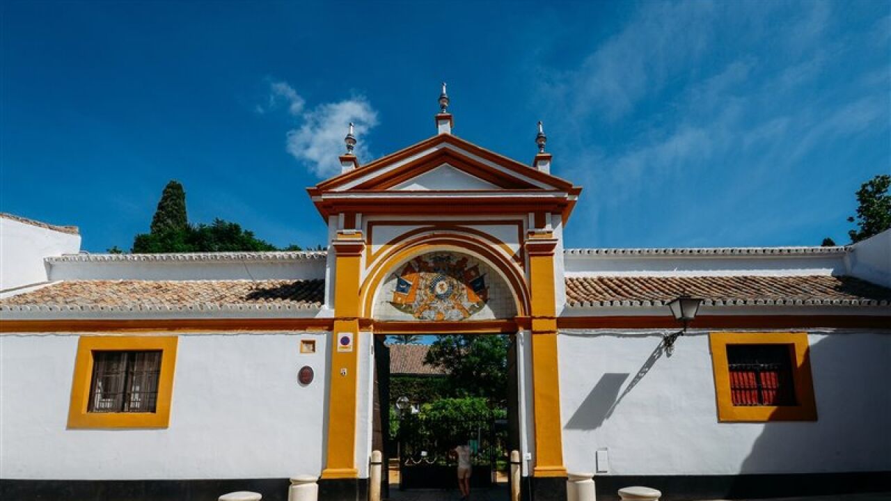 ¿Por qué muchos edificios de Sevilla están pintados de color albero?