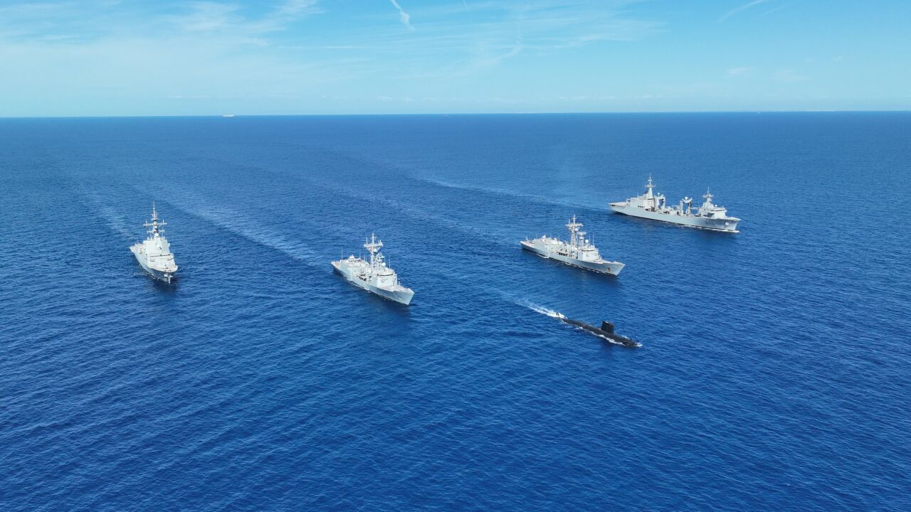 La Armada muestra su poderío naval lanzando torpedos para repeler ...