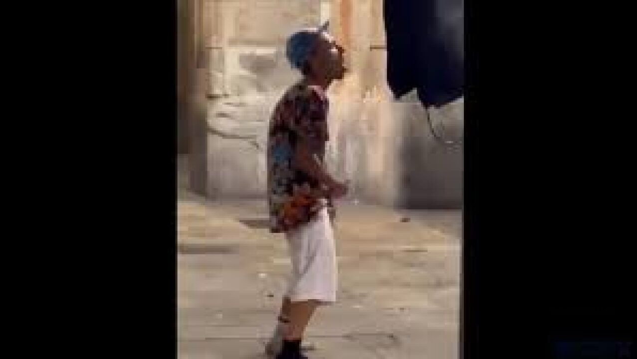Vídeo: un joven marroquí se masturba delante de una terraza llena de ...