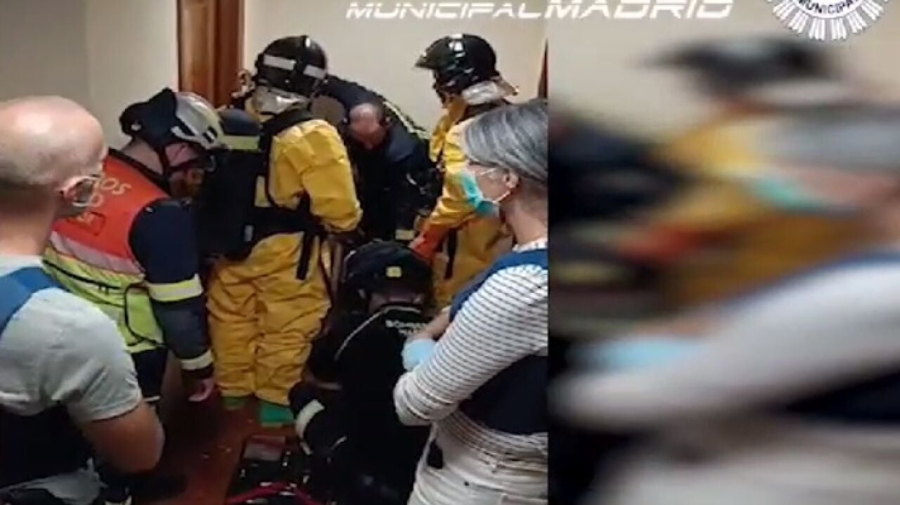 Rescatan a una anciana, hacinada entre basura, en el piso de su hija en ...