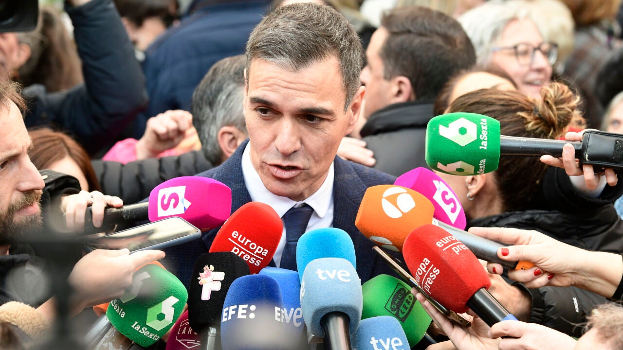 Pedro Sánchez visita el edificio incendiado en Valencia