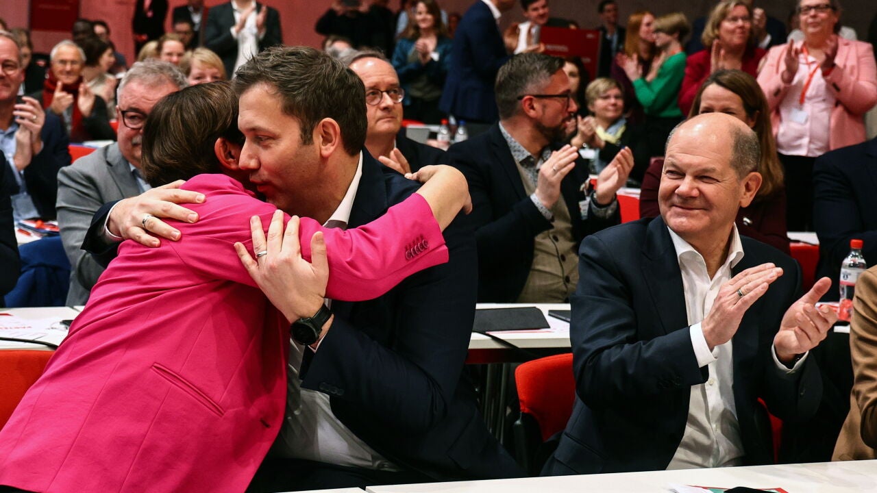 Scholz cumple dos años de canciller de Alemania con su popularidad por ...