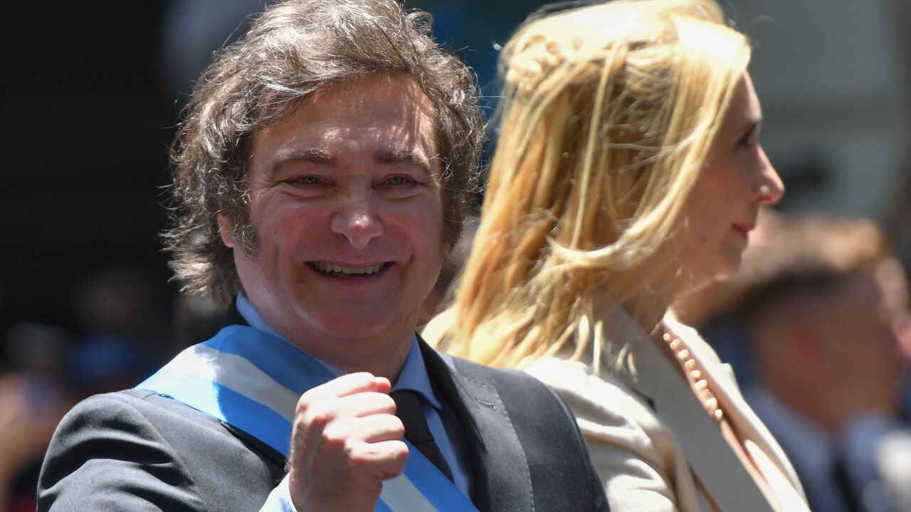 El fenómeno Milei, un ultraliberal contra corriente en la marea roja ...