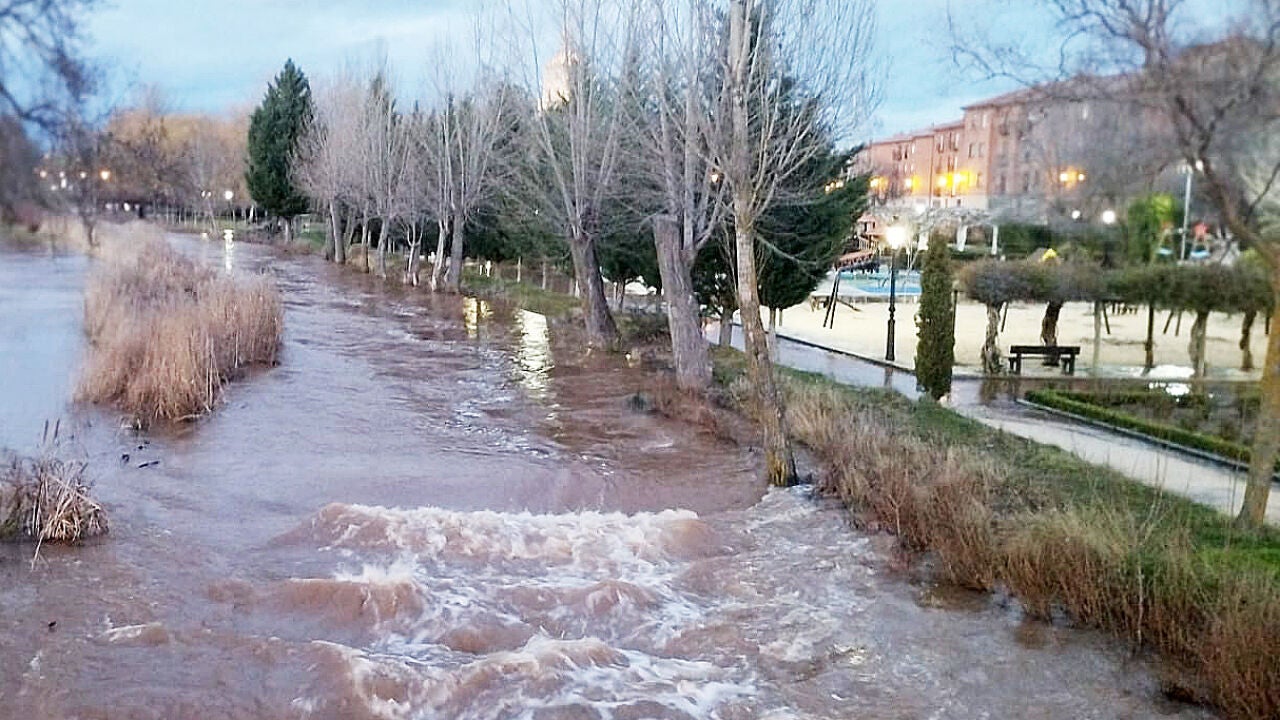 Un total de 17 tramos de ríos en aviso con Bernesga en León, Esgueva en ...