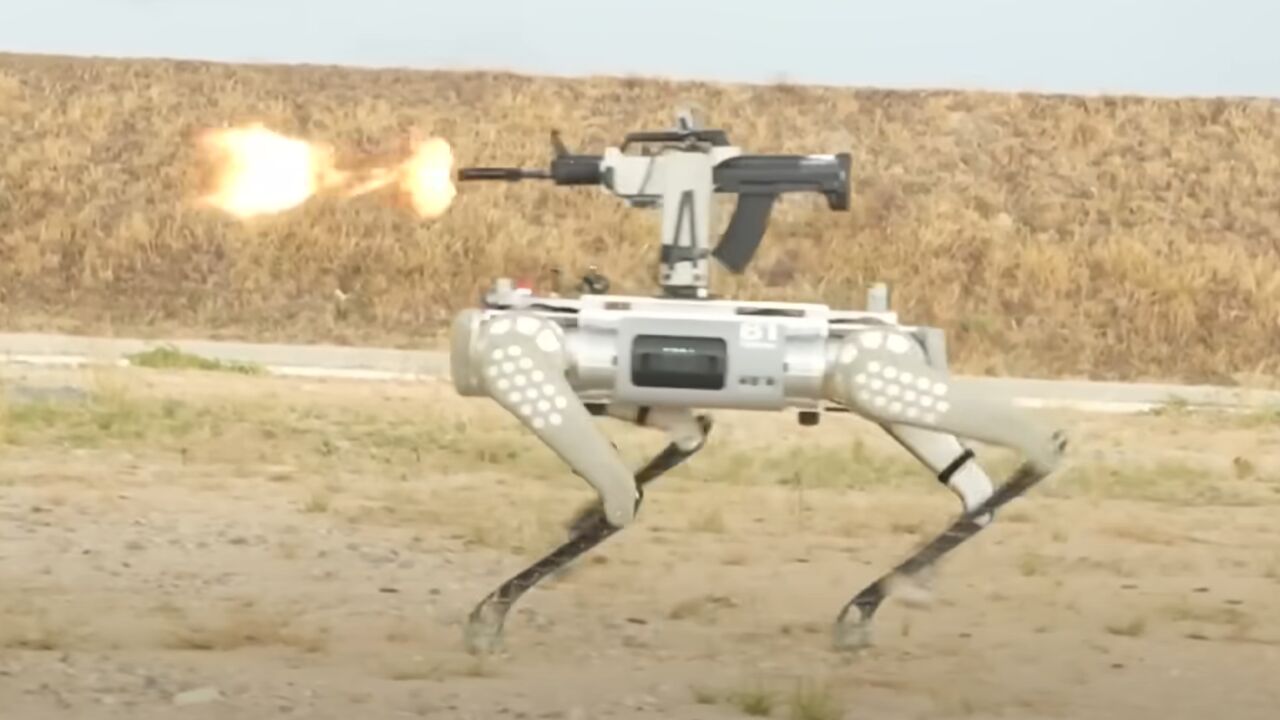 Vídeo viral del perro robot chino disparando un arma