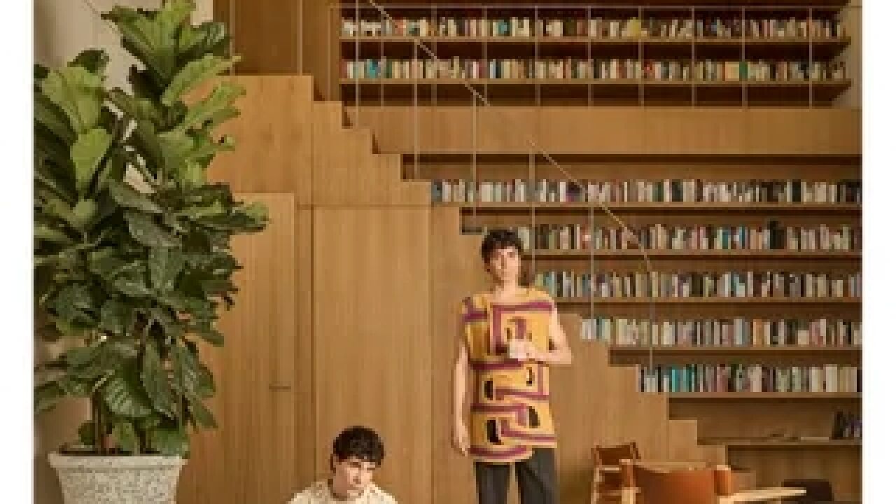 ¿Qué leen "Los Javis"? Ponemos la lupa en su impresionante biblioteca