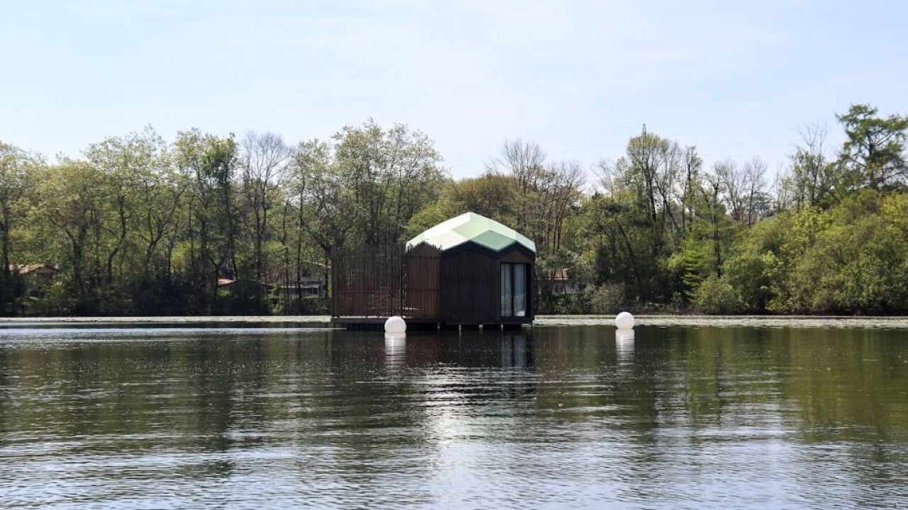Un spa flotante en un lago escondido, el mejor destino para huir del ...