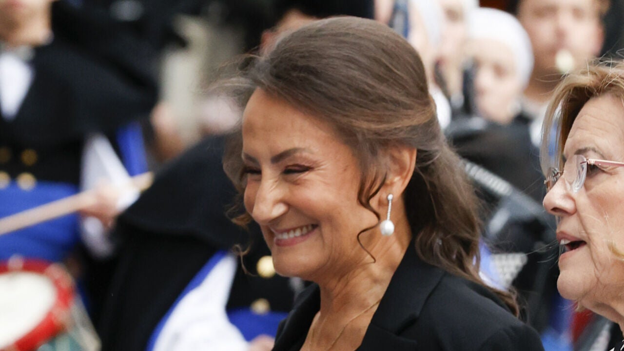 Paloma Rocasolano, elegantísima con un vestido negro midi y pendientes ...