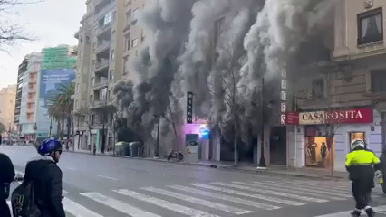 Un espectacular incendio desata la alarma en el centro de Valencia