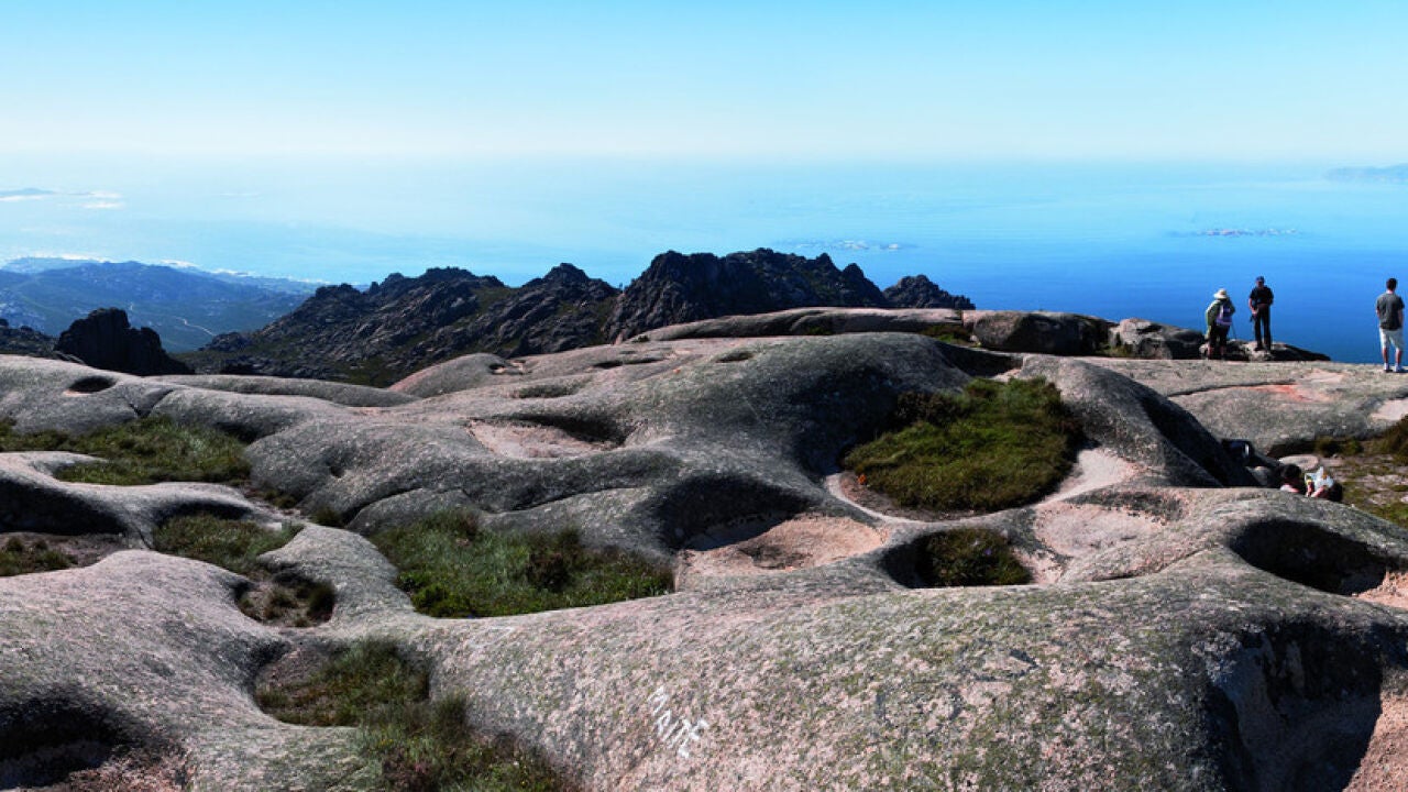 Un arenal inmenso y un monte sagrado: esto es lo que no te puedes ...