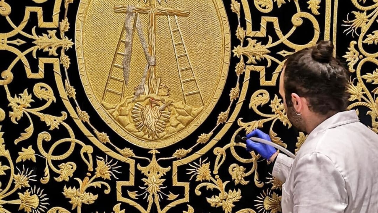 «Hay que abandonar la idea de que la restauración del textil sacro es ...